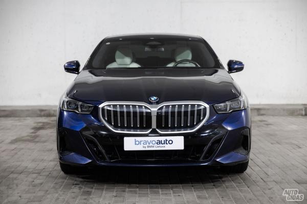 Blue BMW 520 2023 in Vilnius, with an engine capacity of 2.00 L and mileage of 89 thousand km for 49991 €, photo 2 on AUTOMOTO.COM.LV