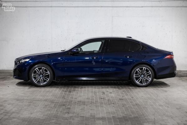 Blue BMW 520 2023 in Vilnius, with an engine capacity of 2.00 L and mileage of 89 thousand km for 49991 €, photo 4 on AUTOMOTO.COM.LV