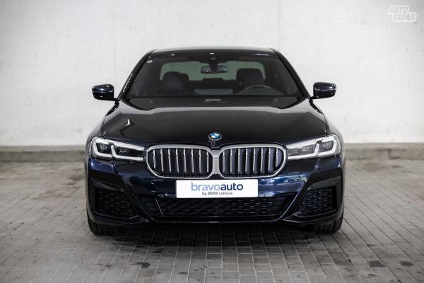 Blue BMW 520 2023 in Vilnius, with an engine capacity of 2.00 L and mileage of 42 thousand km for 39991 €, photo 2 on AUTOMOTO.COM.LV