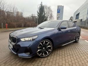 Zils BMW 520 2024 Viļņa, ar dzinēja tilpumu 2.00 L un nobraukumu 38 tūkst. km par 50900 €, foto  vietnē AUTOMOTO.COM.LV