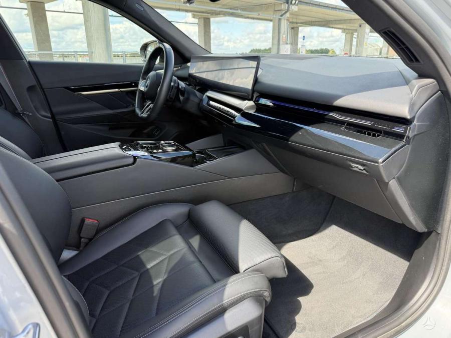 Blue BMW 520 2024 in Vilnius, with an engine capacity of 2.00 L and mileage of 59 thousand km for 55500 €, photo 16 on AUTOMOTO.COM.LV