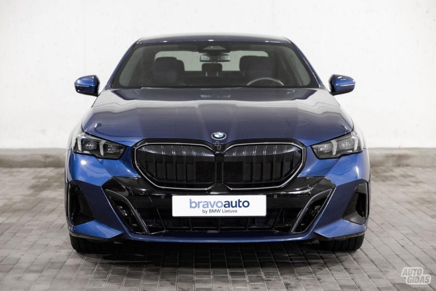 Blue BMW 520 2025 in Vilnius, with an engine capacity of 2.00 L and mileage of 9 thousand km for 65491 €, photo 3 on AUTOMOTO.COM.LV