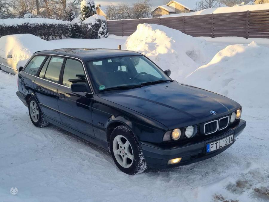 Blue BMW 520 1995 in Kretinga, with an engine capacity of 2.00 L and mileage of 450 thousand km for 2600 €, photo 1 on AUTOMOTO.COM.LV