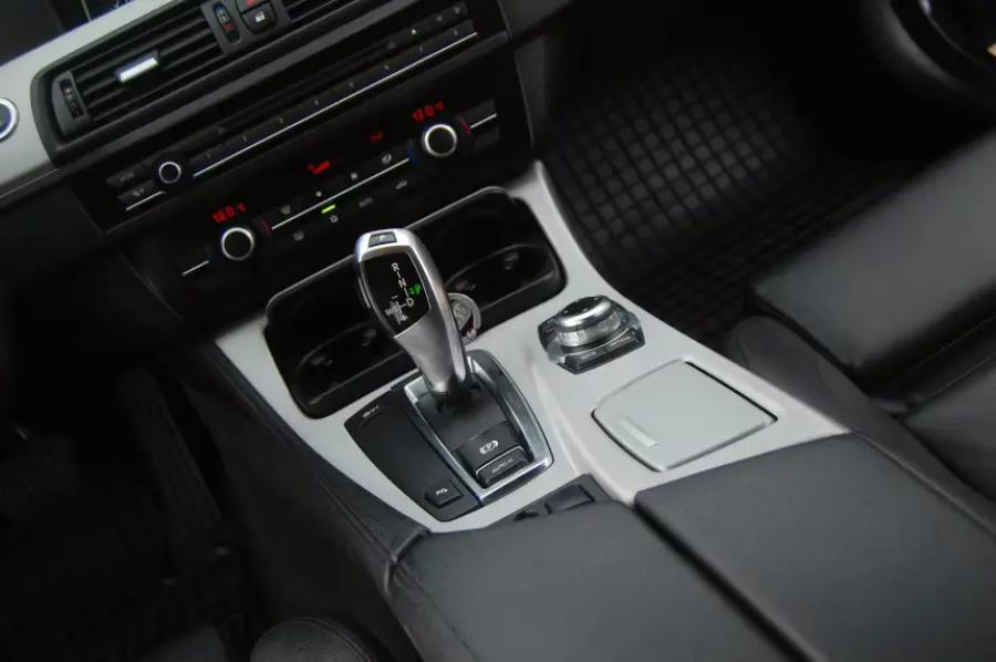 Blue BMW 520 2011 in Jekabpils, with an engine capacity of 2.00 L and mileage of 269 thousand km for 10500 €, photo 18 on AUTOMOTO.COM.LV