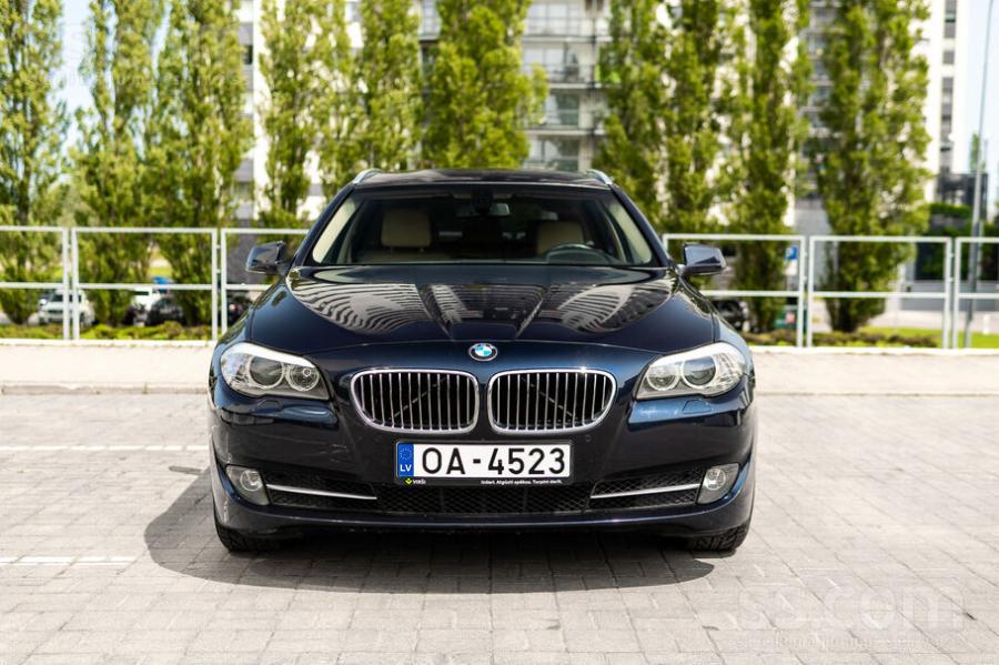 Blue BMW 520 2012 in Riga, with an engine capacity of 2.00 L and mileage of 353 thousand km for 17950 €, photo 2 on AUTOMOTO.COM.LV