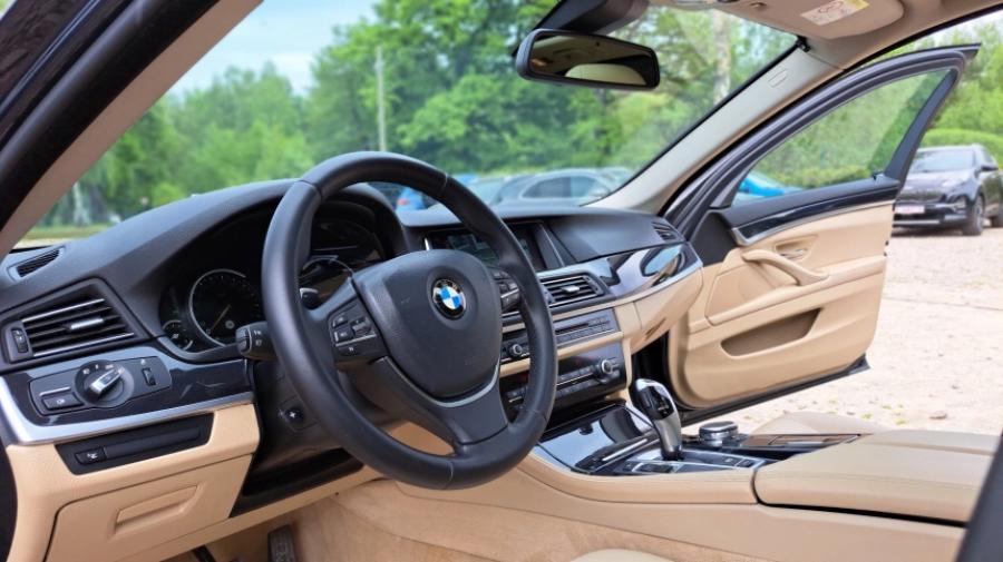 Zils BMW 520 2013 Rīga, ar dzinēja tilpumu 2.00 L un nobraukumu 232 tūkst. km par 10590 €, foto 63 vietnē AUTOMOTO.COM.LV