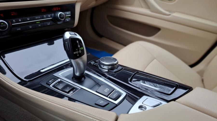 Zils BMW 520 2013 Rīga, ar dzinēja tilpumu 2.00 L un nobraukumu 232 tūkst. km par 10590 €, foto 70 vietnē AUTOMOTO.COM.LV