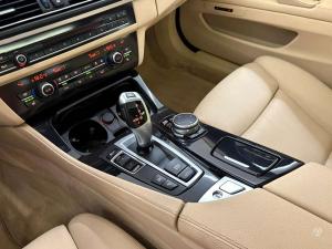 Blue BMW 520 2015 in Marijampole, with an engine capacity of 2.00 L and mileage of 225 thousand km for 9650 €, photo 4 on AUTOMOTO.COM.LV