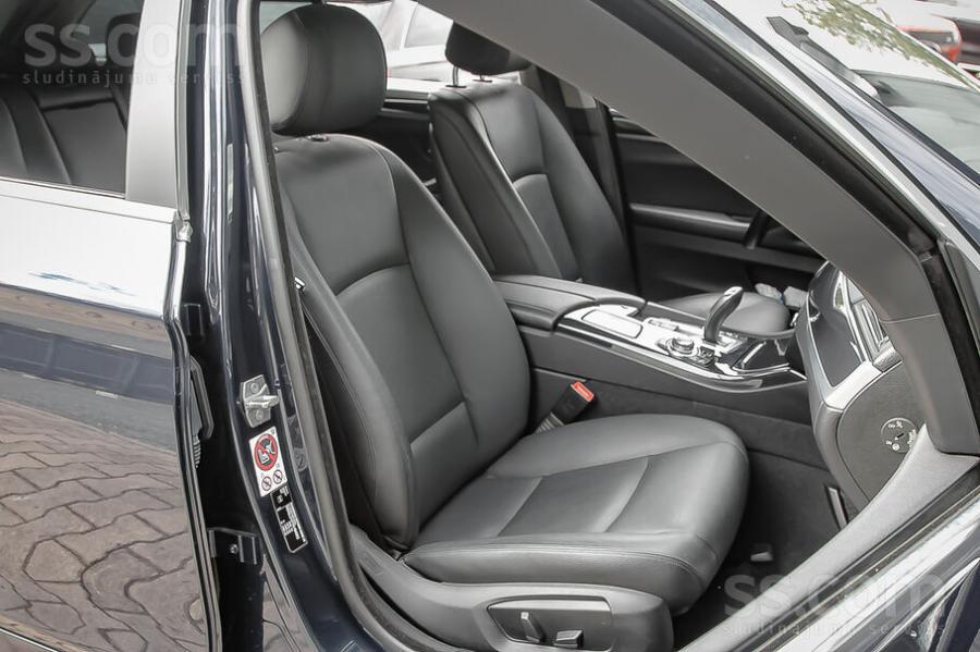 Blue BMW 520 2016 in Tukums, with an engine capacity of 2.00 L and mileage of 219 thousand km for 13700 €, photo 11 on AUTOMOTO.COM.LV