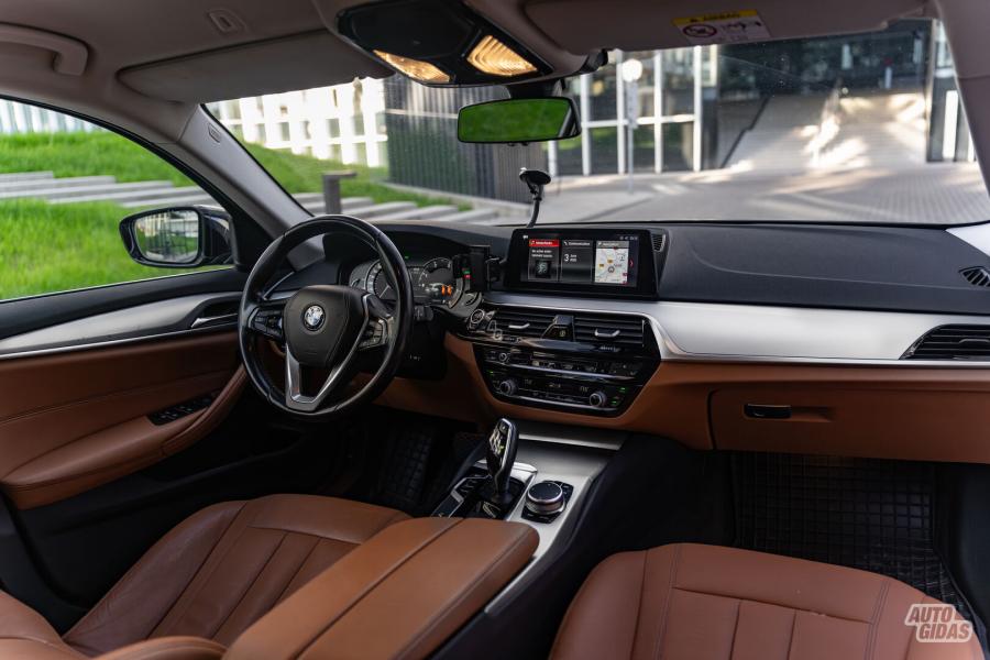 Blue BMW 520 2017 in Vilnius, with an engine capacity of 2.00 L and mileage of 250 thousand km for 17950 €, photo 16 on AUTOMOTO.COM.LV