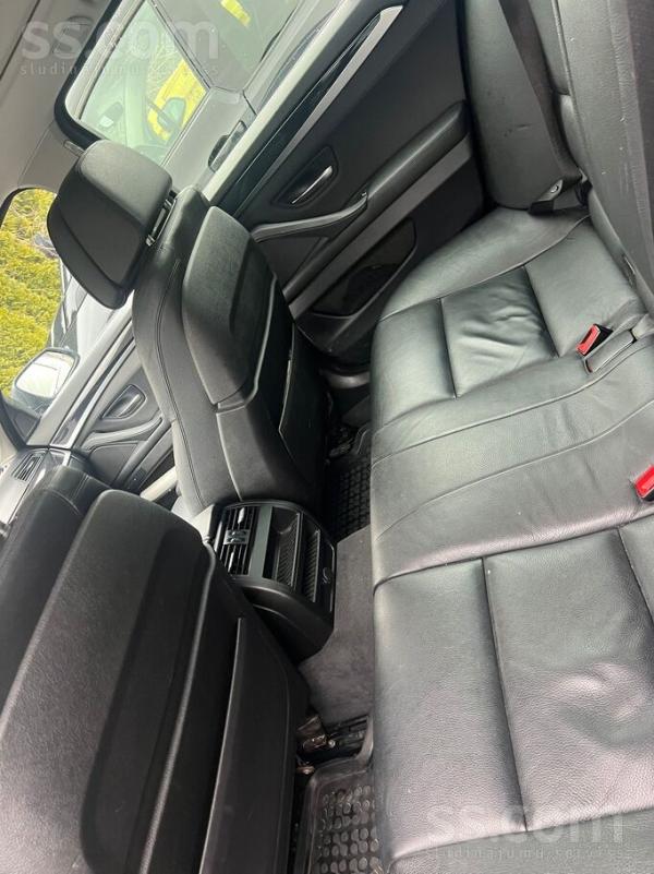 Blue BMW 520 2017 in Riga, with an engine capacity of 2.00 L and mileage of 300 thousand km for 15900 €, photo 4 on AUTOMOTO.COM.LV