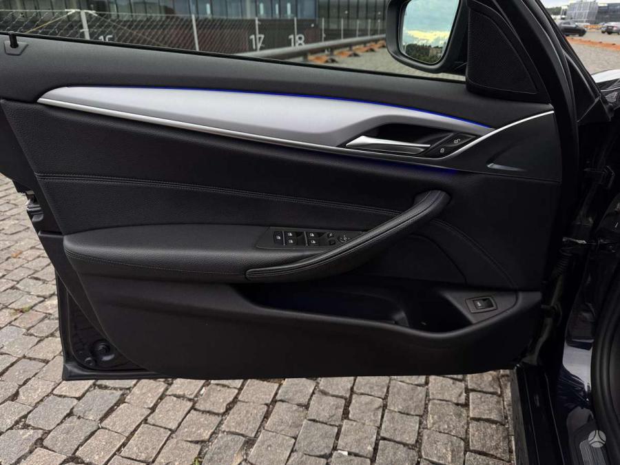 Blue BMW 520 2017 in Kaunas, with an engine capacity of 2.00 L and mileage of 115 thousand km for 19450 €, photo 12 on AUTOMOTO.COM.LV