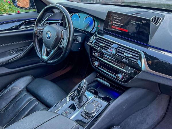 Blue BMW 520 2017 in Vilnius, with an engine capacity of 2.00 L and mileage of 315 thousand km for 15600 €, photo 9 on AUTOMOTO.COM.LV