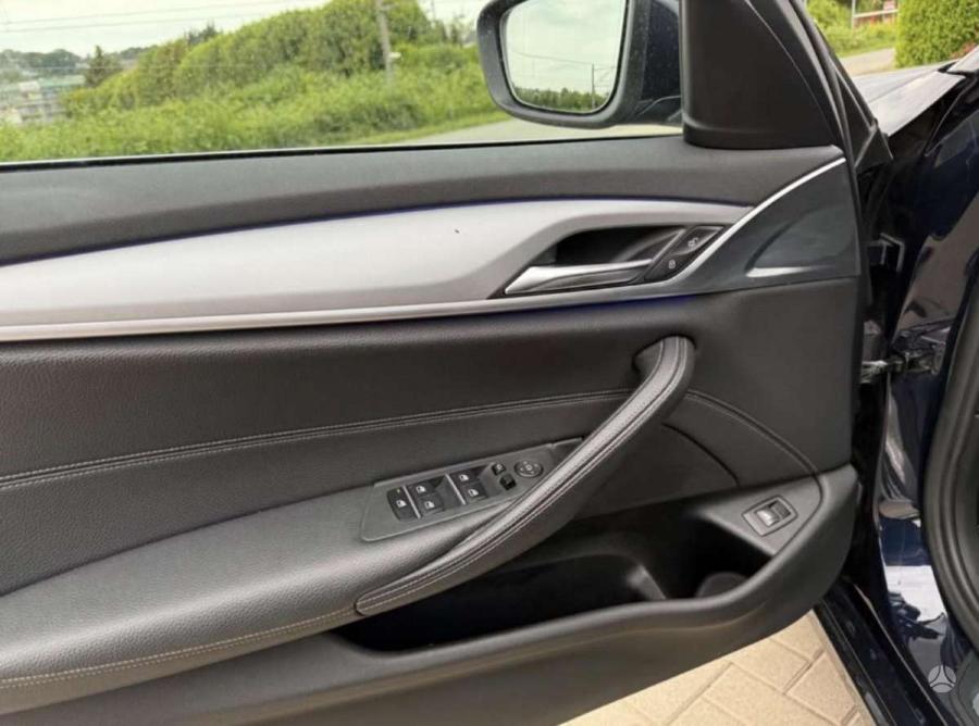 Blue BMW 520 2019 in Kaunas, with an engine capacity of 2.00 L and mileage of 275 thousand km for 13900 €, photo 11 on AUTOMOTO.COM.LV