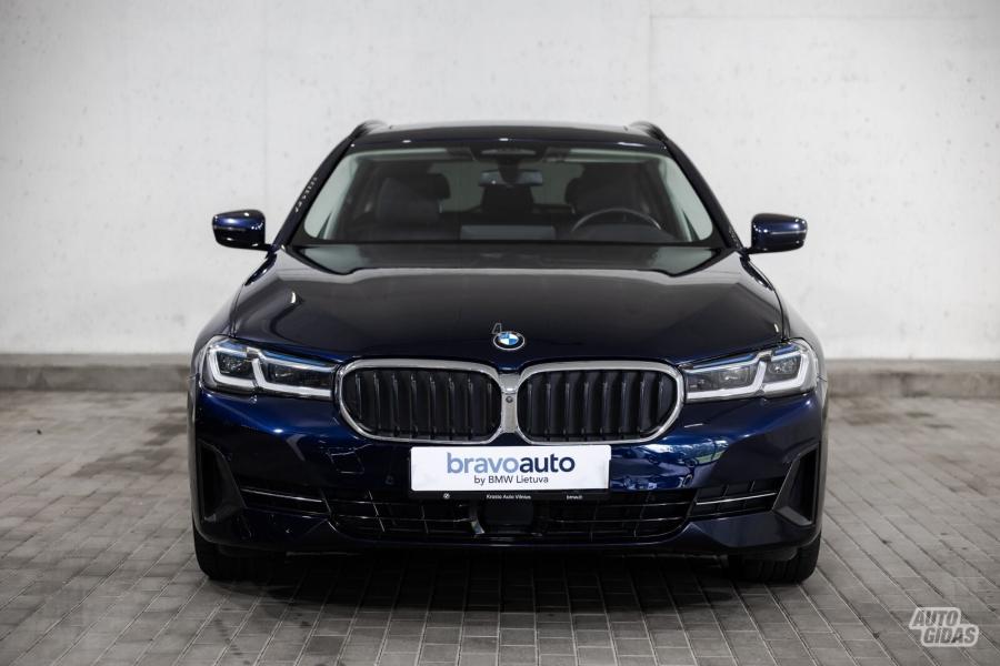 Blue BMW 520 2020 in Vilnius, with an engine capacity of 2.00 L and mileage of 155 thousand km for 29991 €, photo 3 on AUTOMOTO.COM.LV