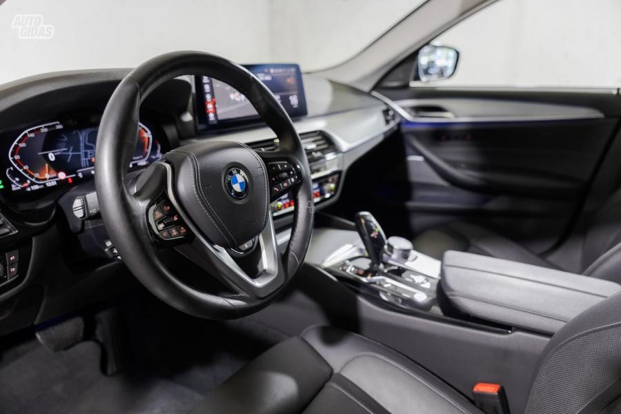 Blue BMW 520 2020 in Vilnius, with an engine capacity of 2.00 L and mileage of 155 thousand km for 29991 €, photo 12 on AUTOMOTO.COM.LV