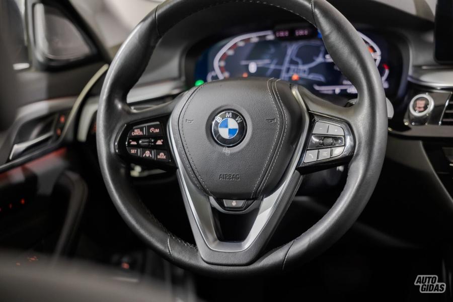 Blue BMW 520 2020 in Vilnius, with an engine capacity of 2.00 L and mileage of 155 thousand km for 29991 €, photo 18 on AUTOMOTO.COM.LV