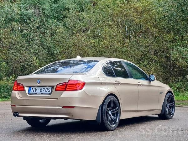 Brown BMW 520 2011 in Riga, with an engine capacity of 2.00 L and mileage of 0 thousand km for 6550 €, photo 3 on AUTOMOTO.COM.LV