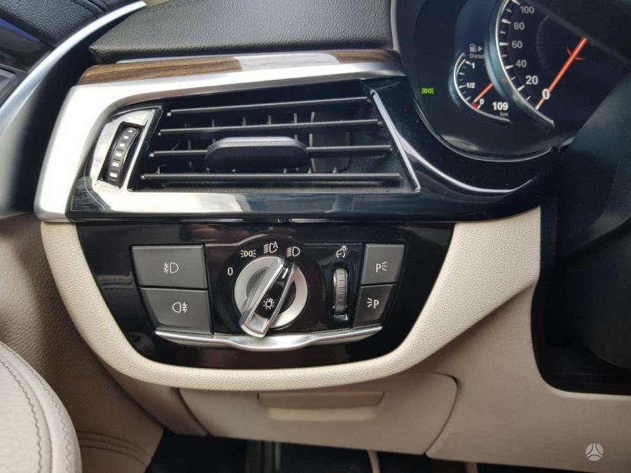 Brown BMW 520 2017 in Siauliai, with an engine capacity of 2.00 L and mileage of 96 thousand km for 18900 €, photo 23 on AUTOMOTO.COM.LV