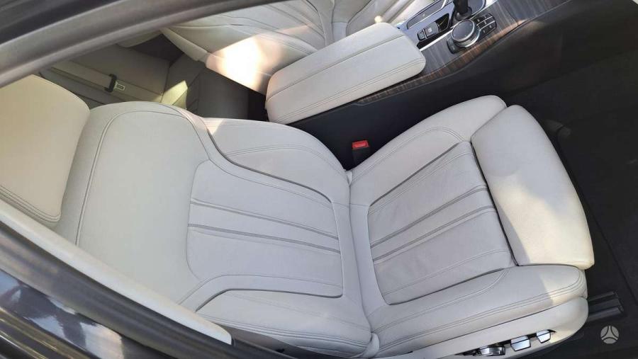 Brown BMW 520 2018 in Vilnius, with an engine capacity of 2.00 L and mileage of 223 thousand km for 19900 €, photo 12 on AUTOMOTO.COM.LV