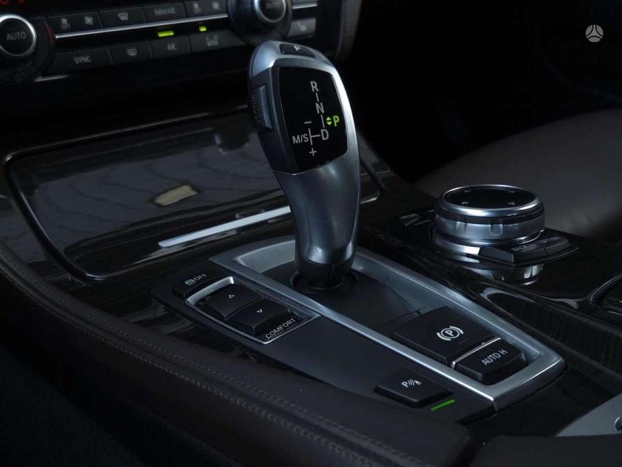 Brown BMW 520 2014 in Kaunas, with an engine capacity of 2.00 L and mileage of 280 thousand km for 10250 €, photo 33 on AUTOMOTO.COM.LV