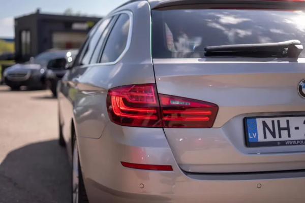 Brown BMW 520 2015 in Liepaja, with an engine capacity of 2.00 L and mileage of 242 thousand km for 12500 €, photo 8 on AUTOMOTO.COM.LV