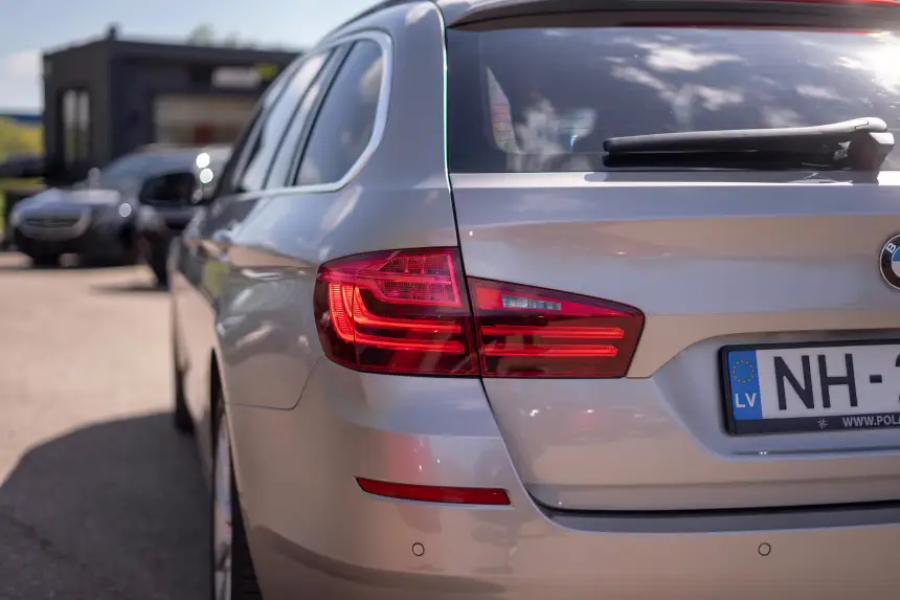 Brown BMW 520 2015 in Liepaja, with an engine capacity of 2.00 L and mileage of 242 thousand km for 12500 €, photo 9 on AUTOMOTO.COM.LV