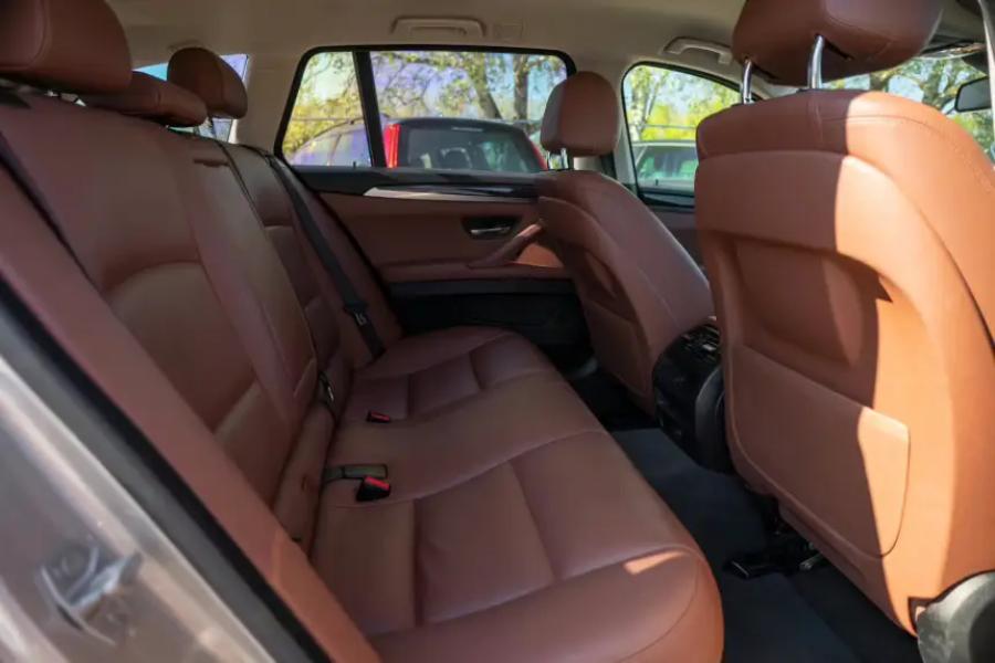 Brown BMW 520 2015 in Liepaja, with an engine capacity of 2.00 L and mileage of 242 thousand km for 12500 €, photo 17 on AUTOMOTO.COM.LV