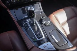 Brown BMW 520 2015 in Liepaja, with an engine capacity of 2.00 L and mileage of 242 thousand km for 12500 €, photo 22 on AUTOMOTO.COM.LV