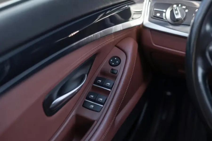 Brown BMW 520 2015 in Liepaja, with an engine capacity of 2.00 L and mileage of 242 thousand km for 12500 €, photo 24 on AUTOMOTO.COM.LV