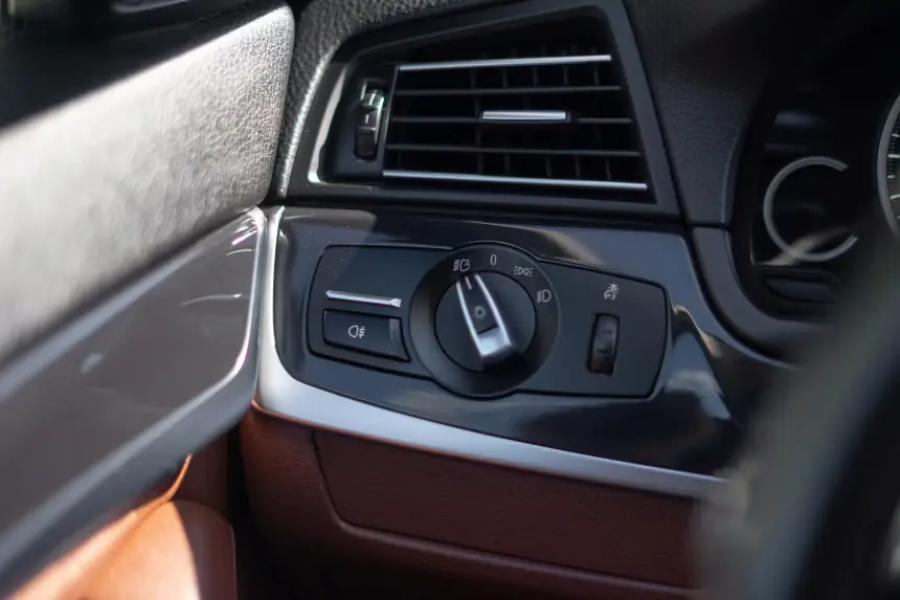 Brown BMW 520 2015 in Liepaja, with an engine capacity of 2.00 L and mileage of 242 thousand km for 12500 €, photo 25 on AUTOMOTO.COM.LV