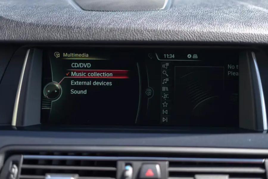 Brown BMW 520 2015 in Liepaja, with an engine capacity of 2.00 L and mileage of 242 thousand km for 12500 €, photo 35 on AUTOMOTO.COM.LV