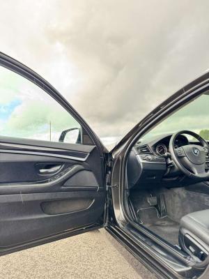 Brown BMW 520 2015 in Vilnius, with an engine capacity of 2.00 L and mileage of 293 thousand km for 9000 €, photo 11 on AUTOMOTO.COM.LV