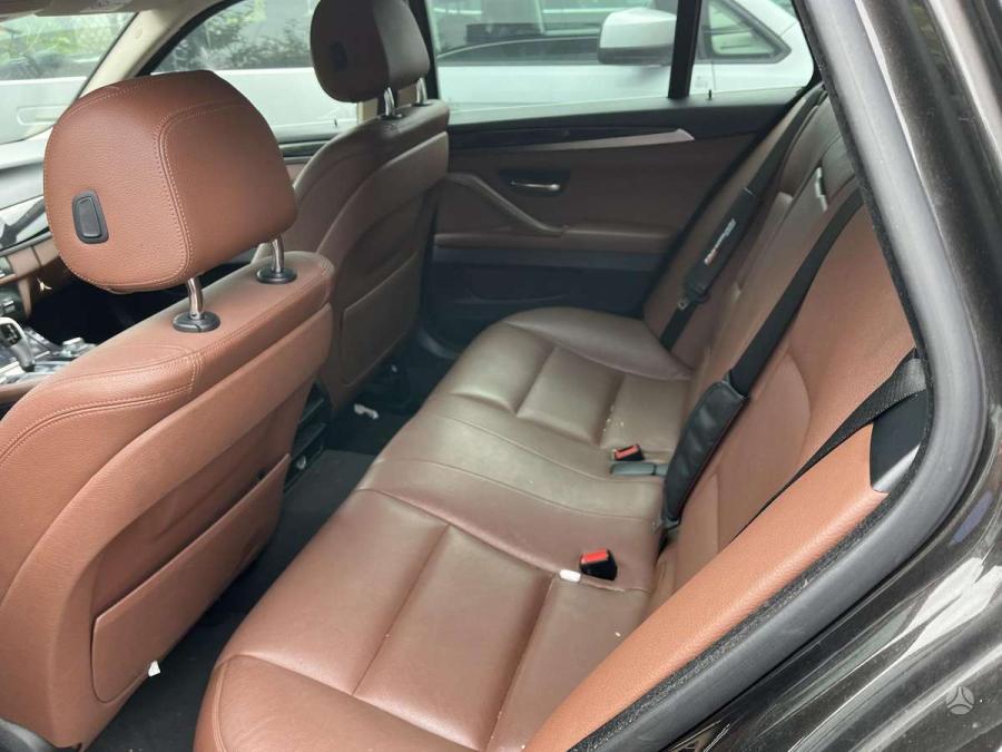 Brown BMW 520 2016 in Ukmerge, with an engine capacity of 2.00 L and mileage of 300 thousand km for 6200 €, photo 12 on AUTOMOTO.COM.LV