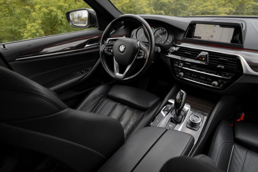 Brown BMW 520 2017 in Riga, with an engine capacity of 2.00 L and mileage of 216 thousand km for 18900 €, photo 8 on AUTOMOTO.COM.LV