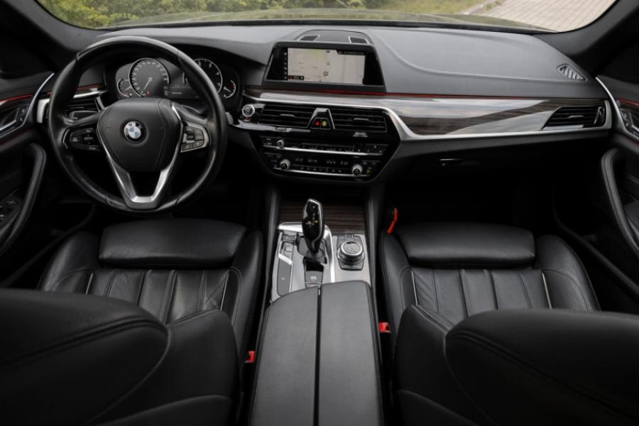 Brown BMW 520 2017 in Riga, with an engine capacity of 2.00 L and mileage of 216 thousand km for 18900 €, photo 9 on AUTOMOTO.COM.LV