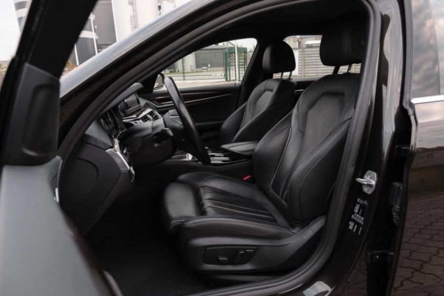 Brown BMW 520 2017 in Riga, with an engine capacity of 2.00 L and mileage of 216 thousand km for 18900 €, photo 10 on AUTOMOTO.COM.LV