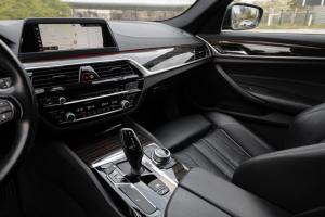 Brown BMW 520 2017 in Riga, with an engine capacity of 2.00 L and mileage of 216 thousand km for 18900 €, photo 13 on AUTOMOTO.COM.LV