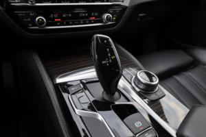 Brown BMW 520 2017 in Riga, with an engine capacity of 2.00 L and mileage of 216 thousand km for 18900 €, photo 18 on AUTOMOTO.COM.LV