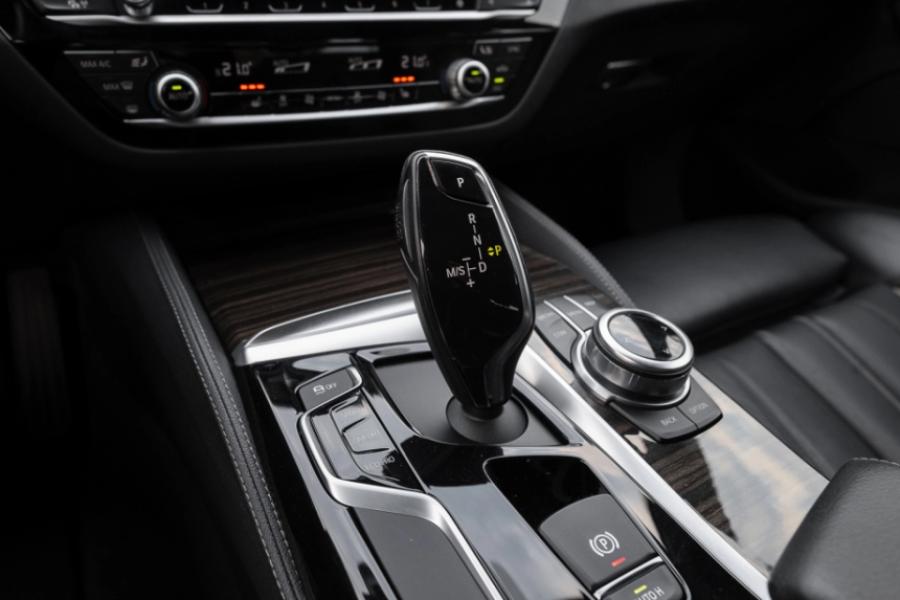 Brown BMW 520 2017 in Riga, with an engine capacity of 2.00 L and mileage of 216 thousand km for 18900 €, photo 18 on AUTOMOTO.COM.LV