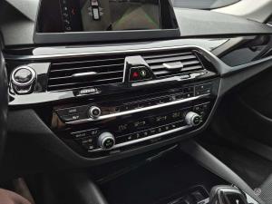 Brown BMW 520 2017 in Utena, with an engine capacity of 2.00 L and mileage of 331 thousand km for 13990 €, photo 19 on AUTOMOTO.COM.LV