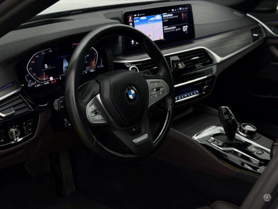 Brown BMW 520 2020 in Vilnius, with an engine capacity of 2.00 L and mileage of 167 thousand km for 28500 €, photo 10 on AUTOMOTO.COM.LV