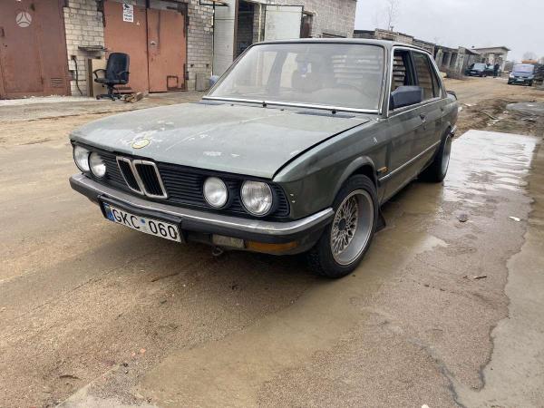 Green BMW 520 1982 in Alytus, with an engine capacity of 2.00 L and mileage of 123 thousand km for 2000 €, photo 3 on AUTOMOTO.COM.LV