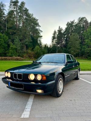 Zaļš BMW 520 1994 Viļņa, ar dzinēja tilpumu 2.00 L un nobraukumu 205 tūkst. km par 4000 €, foto  vietnē AUTOMOTO.COM.LV