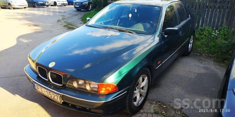 Green BMW 520 1996 in Riga, with an engine capacity of 2.00 L and mileage of 315 thousand km for 800 €, photo 1 on AUTOMOTO.COM.LV