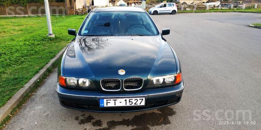 Green BMW 520 1996 in Riga, with an engine capacity of 2.00 L and mileage of 315 thousand km for 800 €, photo 3 on AUTOMOTO.COM.LV