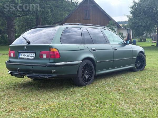Green BMW 520 2003 in Riga, with an engine capacity of 2.20 L and mileage of 420 thousand km for 2550 €, photo 3 on AUTOMOTO.COM.LV