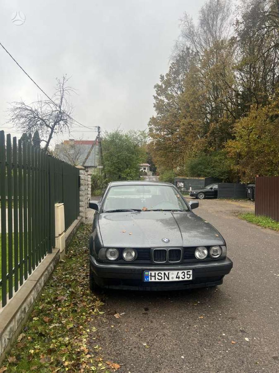 Grey BMW 520 1990 in Vilnius, with an engine capacity of 1.99 L and mileage of 250 thousand km for 2500 €, photo 1 on AUTOMOTO.COM.LV