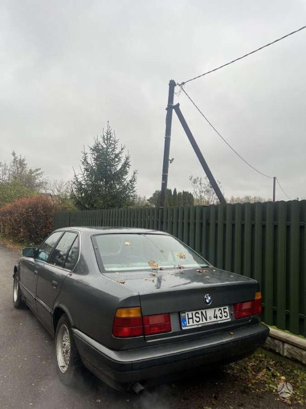 Grey BMW 520 1990 in Vilnius, with an engine capacity of 1.99 L and mileage of 250 thousand km for 2500 €, photo 3 on AUTOMOTO.COM.LV