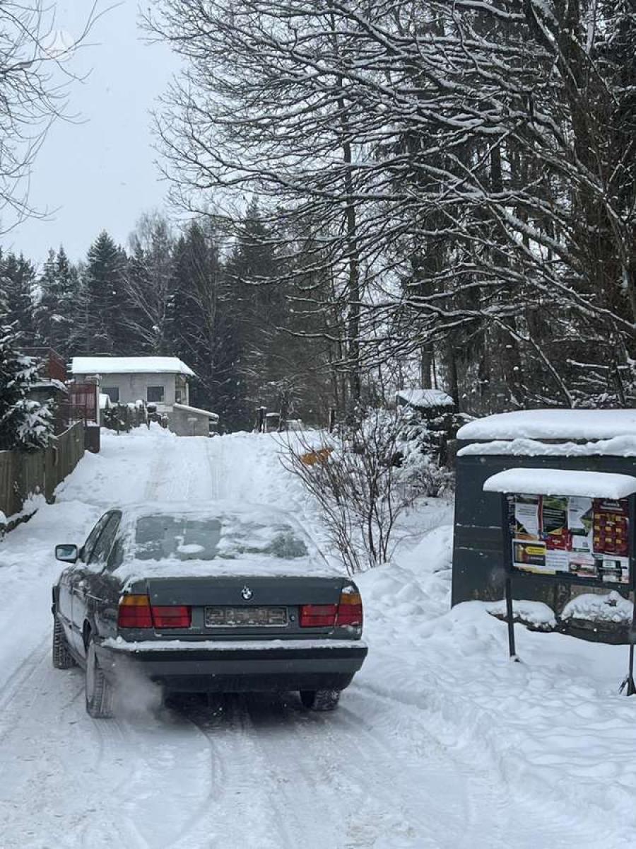 Grey BMW 520 1990 in Vilnius, with an engine capacity of 1.99 L and mileage of 250 thousand km for 2500 €, photo 11 on AUTOMOTO.COM.LV